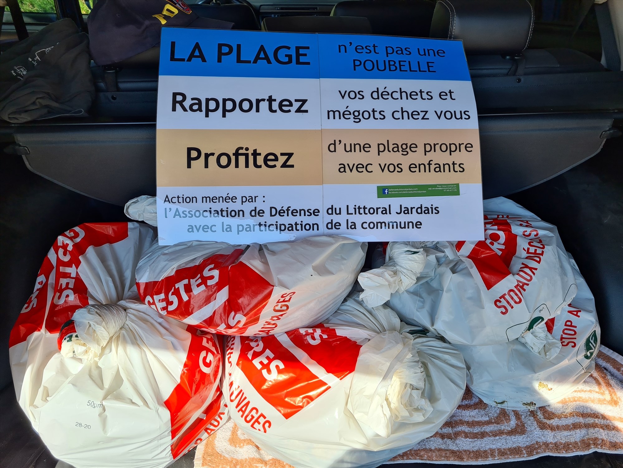 Nettoyage De La Plage De La Mine 20 Bénévoles Armés De Gants Et De Sacs Poubelles